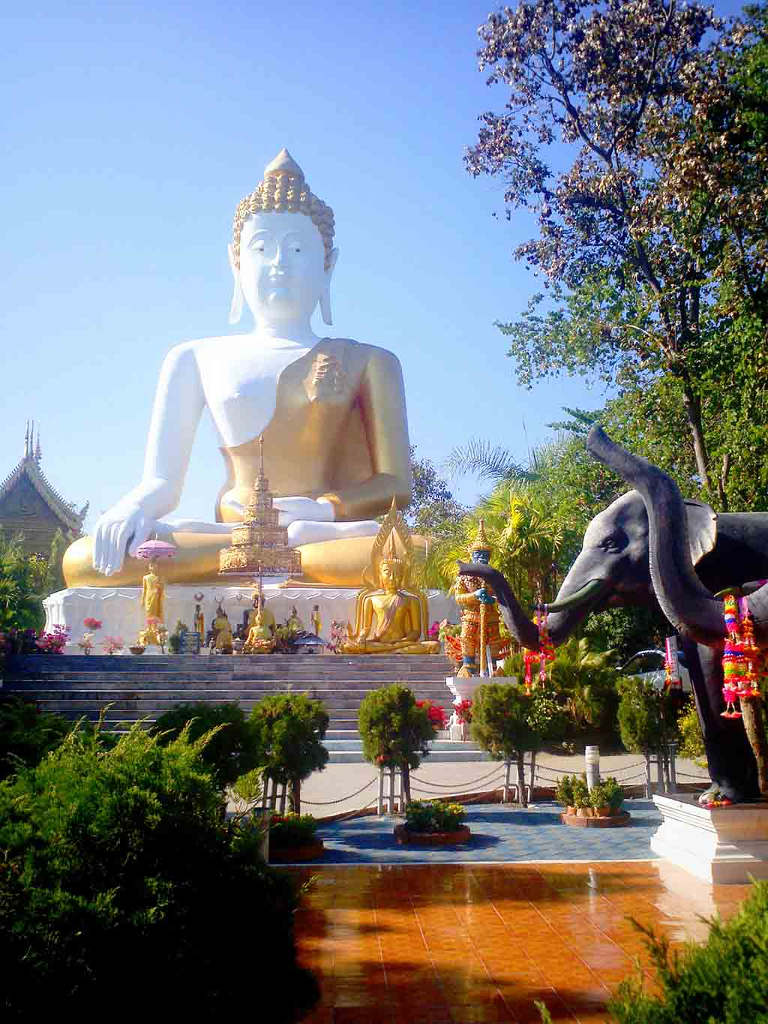 Wat Phra That Doi Kham - Easy Day - Thailand Tours
